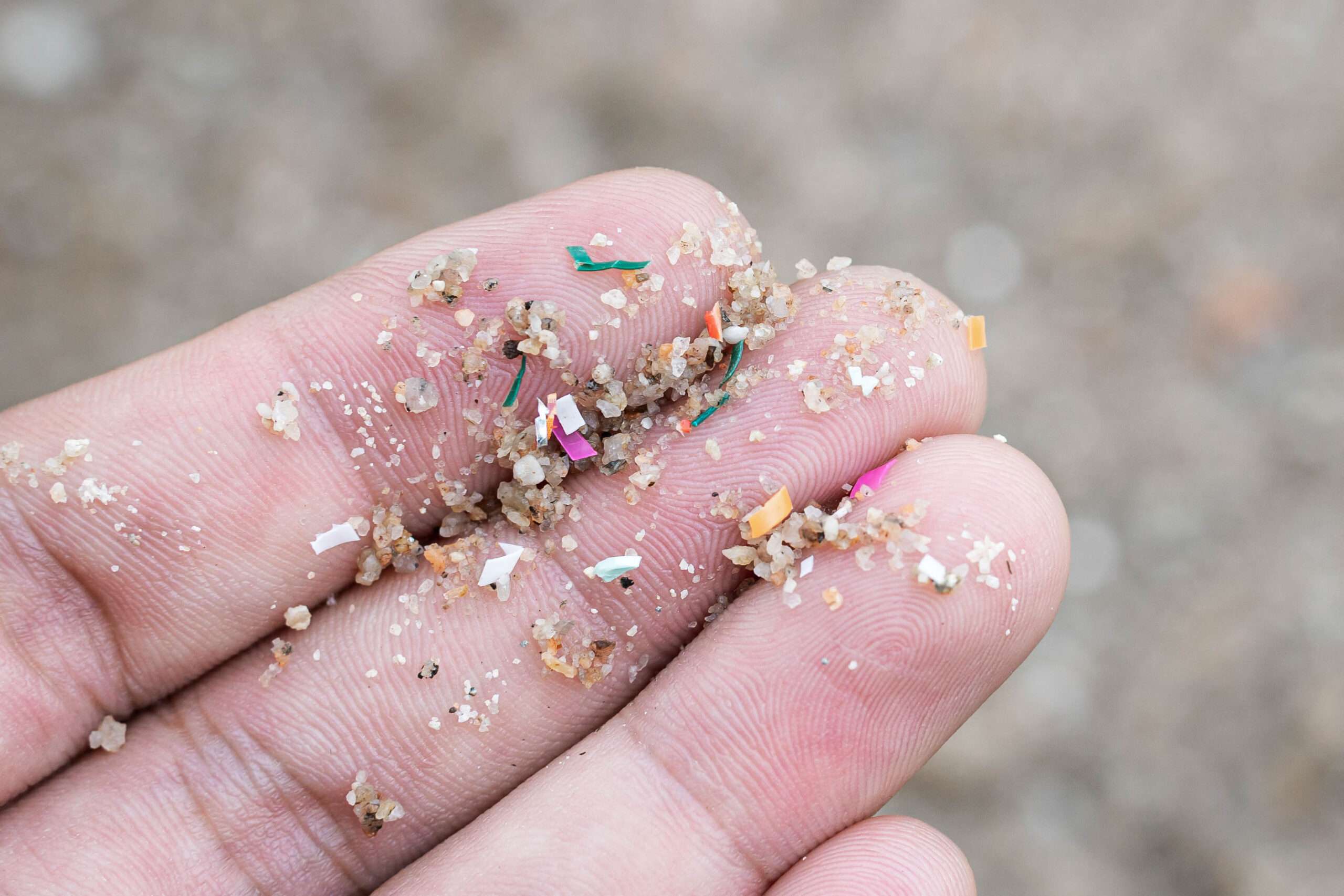 ¿Qué son los microplásticos y cómo eliminarlos del agua?